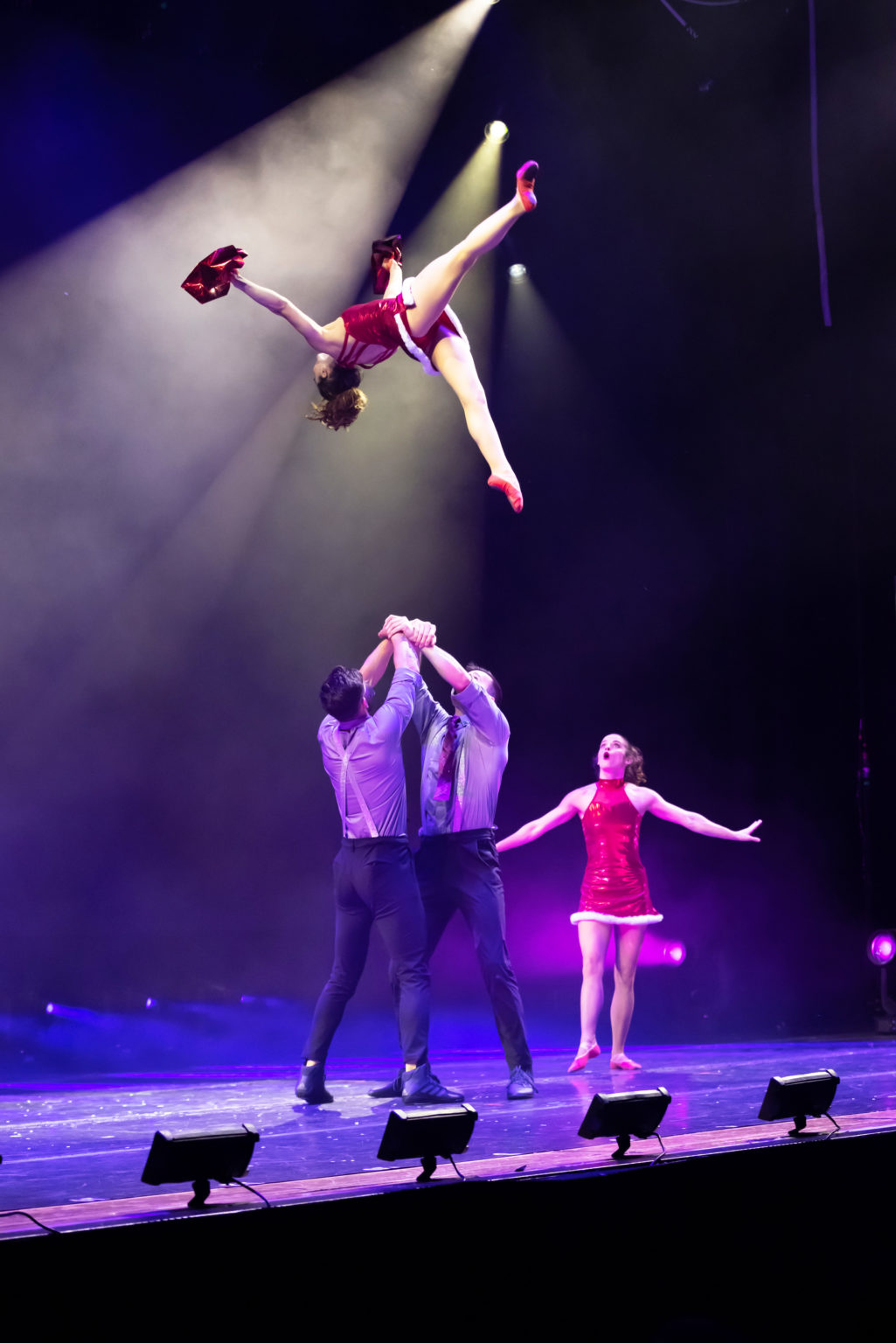 “A Magical Cirque Christmas” – AROUND THE TOWN CHICAGO